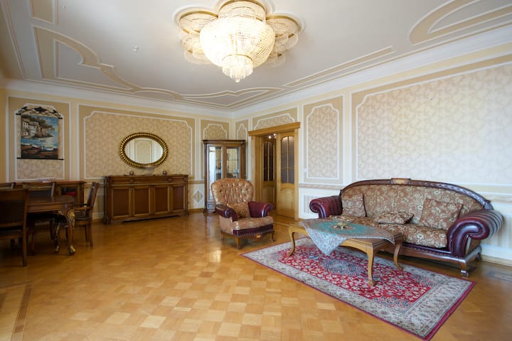 Charlotte’s Sea View Apartment - 巴庫