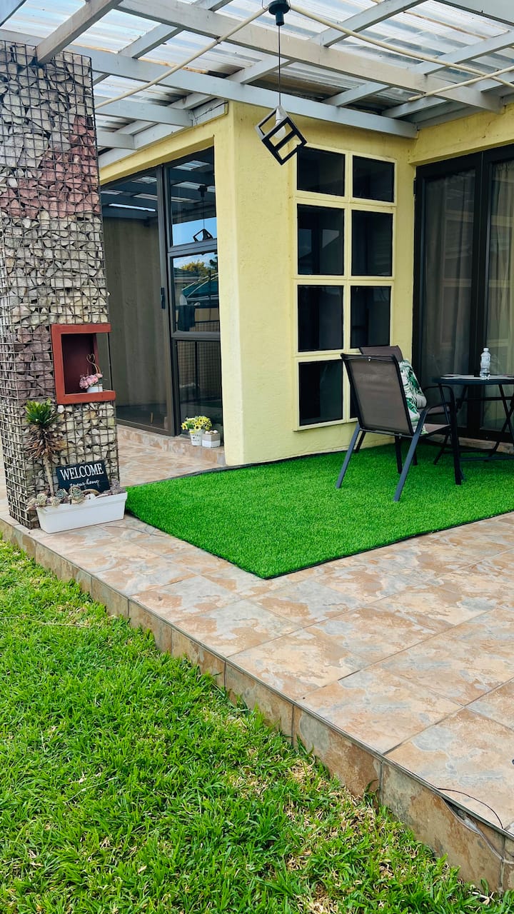 Modern Cozy Home W/garage(5mins Drive From Thecbd) - Botswana