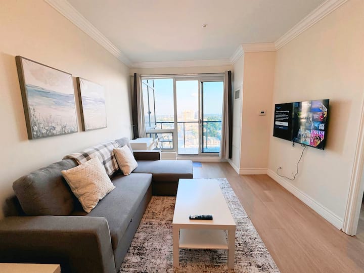 Modern Condo In Richmond Hill - Richmond Hill
