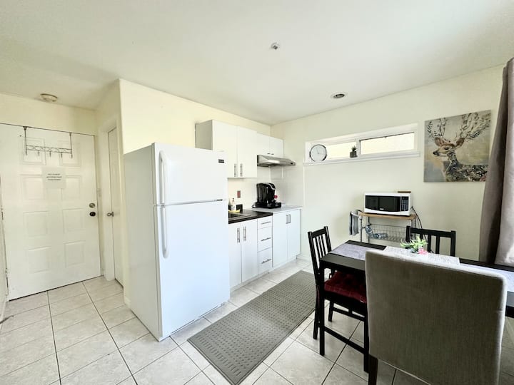 Cozy Private Suite W/private Entrance - Vancouver