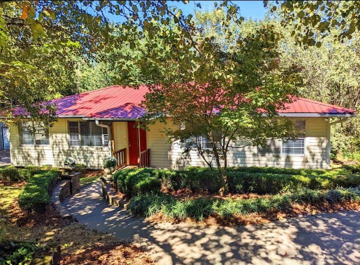 Comfy & Classy 3/2 *Adjustable Bed* Beautiful Lawn - Birmingham, AL