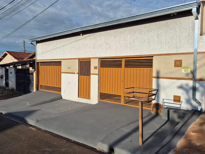 Casa Espaçosa Que Acomoda 10 Pessoas Ou Mais. - Andradina