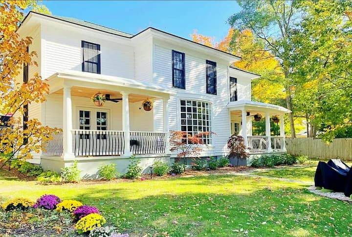 Historic Charm At Bolton House @ Topshelfstays - Saugatuck, MI