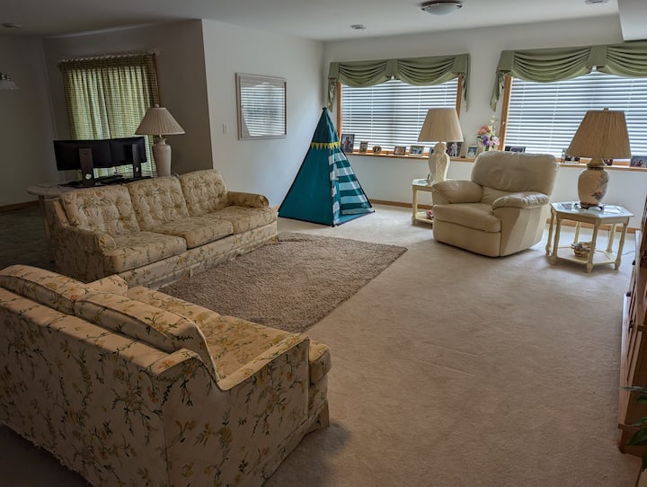 Cozy Private Walkout - Cortland, IL