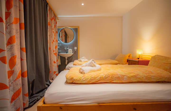 Cute Room+ Breakfast+parking+shared Bathroom 9 - Brienz