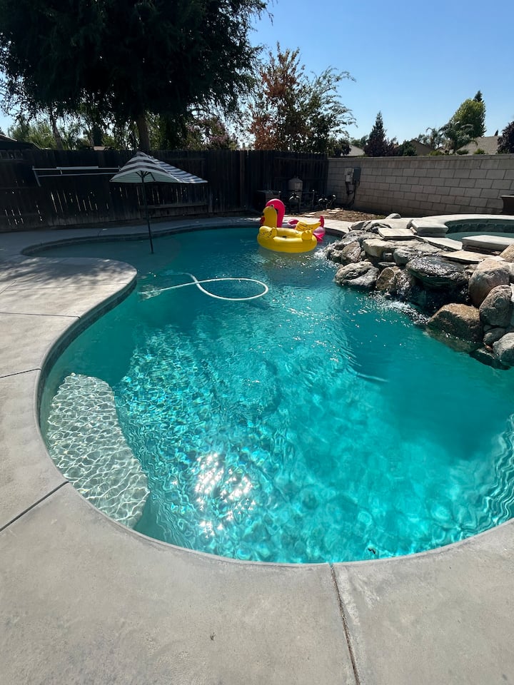 Spacious Home With Pool 4 Queen Beds Bakersfieldca - Bakersfield, CA