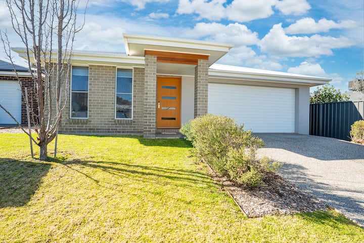Luxe Living 5
D/b Lock Up Garage Plus Parking. - Albury