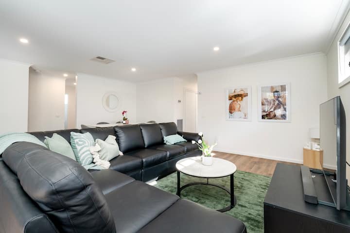 Luxe Living 5
D/b Lock Up Garage Plus Parking. - Albury