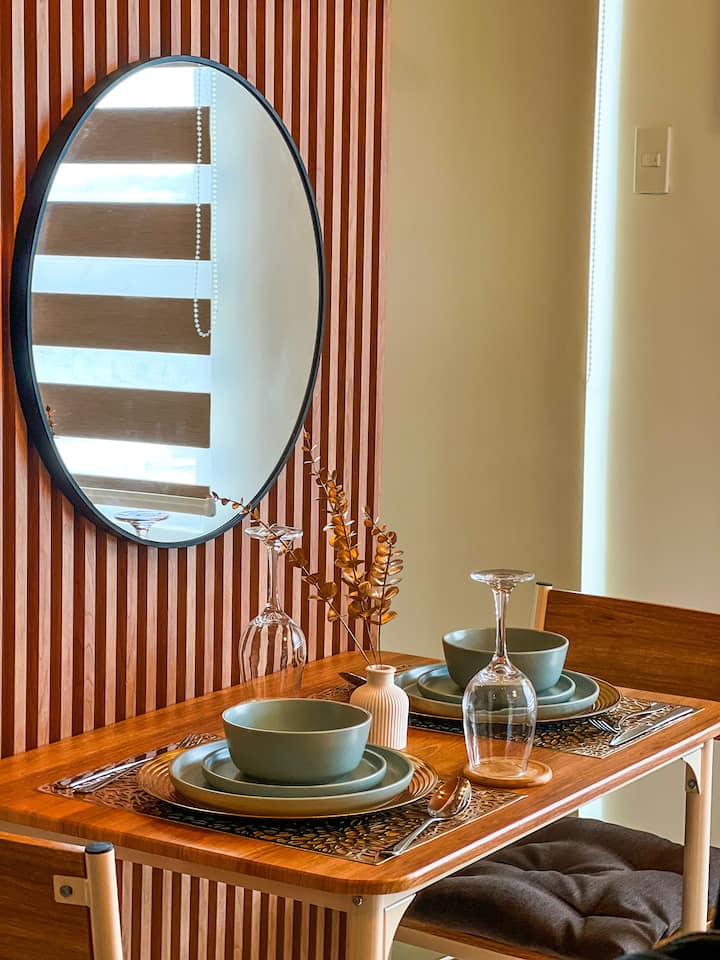 Cozy Unit W/balcony + 400 Mbps Wifi + 65 Inches Tv - Cebu