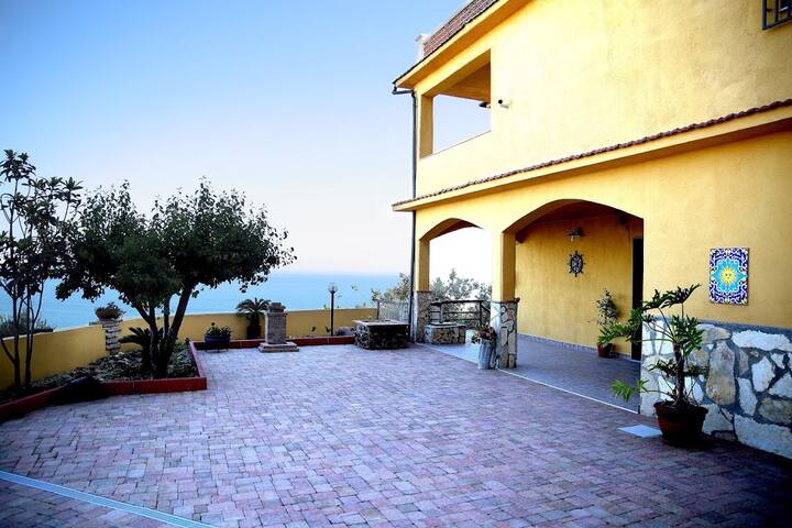 Villa Yellowhouse Licata  A 150 M Dal Mare - Licata