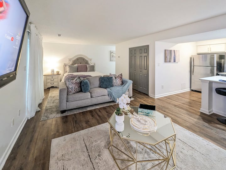 Elegant Oasis Studio Retreat Central Loc By Orion - Huntsville, AL