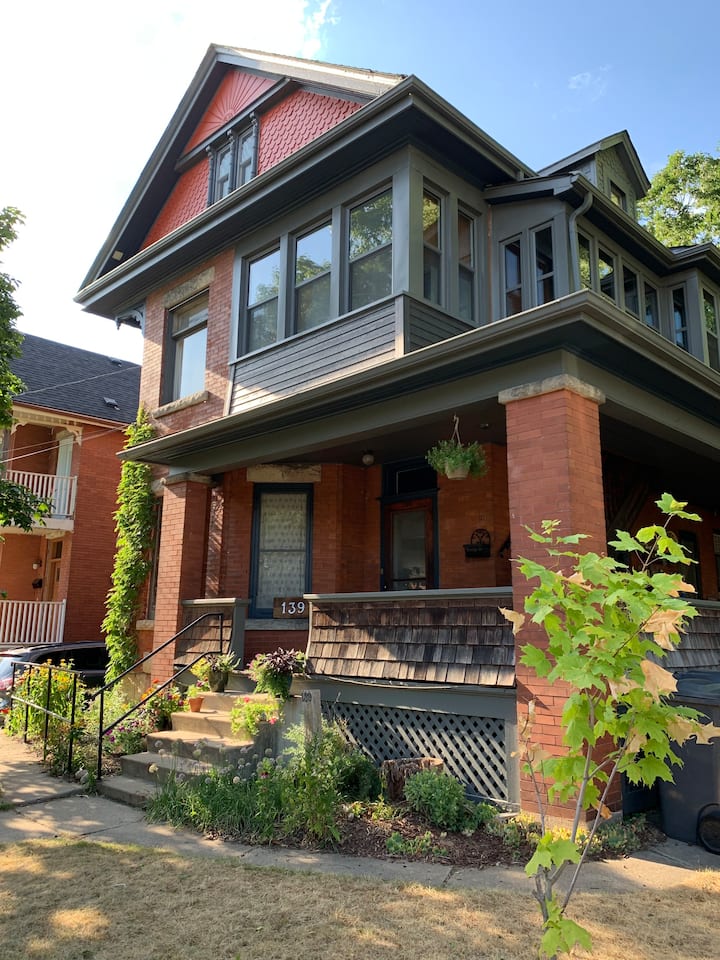 Bright And Cozy - Guelph