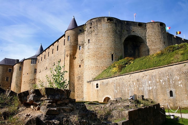 A 2 Pas Du Château.situé Au Rdc + Petit Déj Offert - Sedan