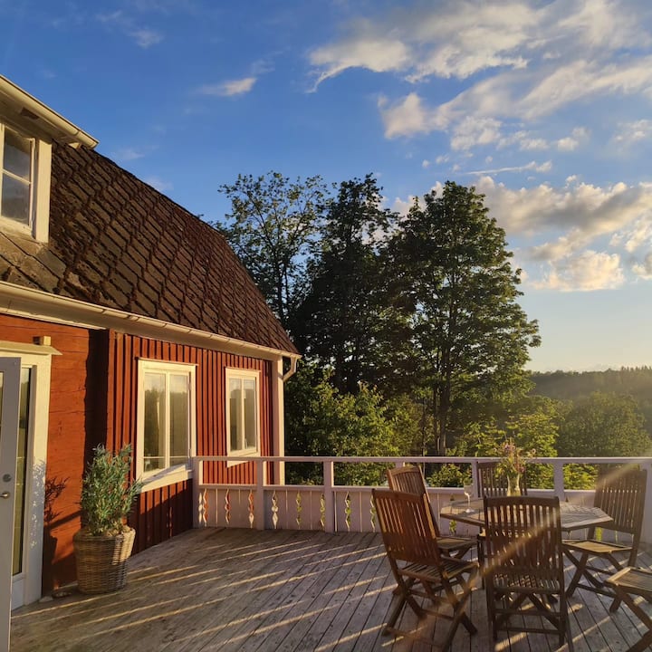 Unik Svensk øDegård Med Udsigt Over Sø - Olofström