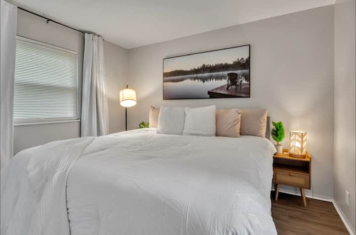 Serenity Suite:the Luxe Oasis #6 - 에번즈빌