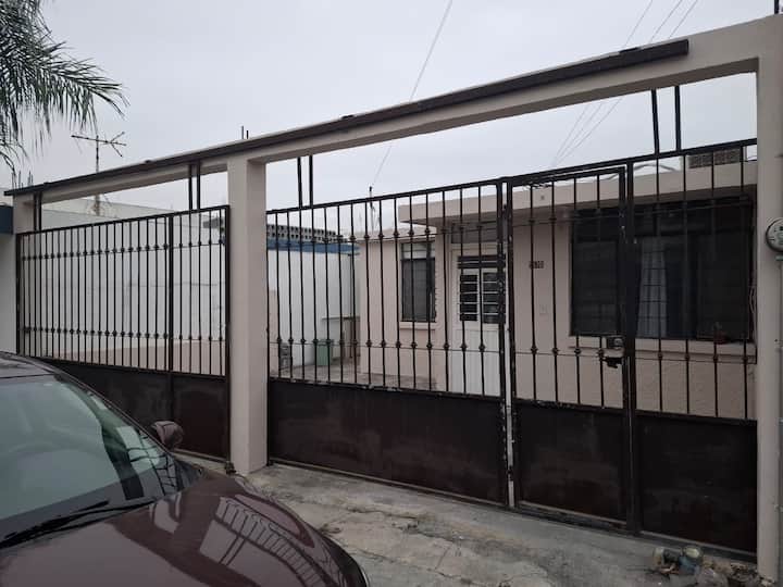 A 200 Mts De Clínica 34, Estacionamiento Y 3 Camas - Monterrey