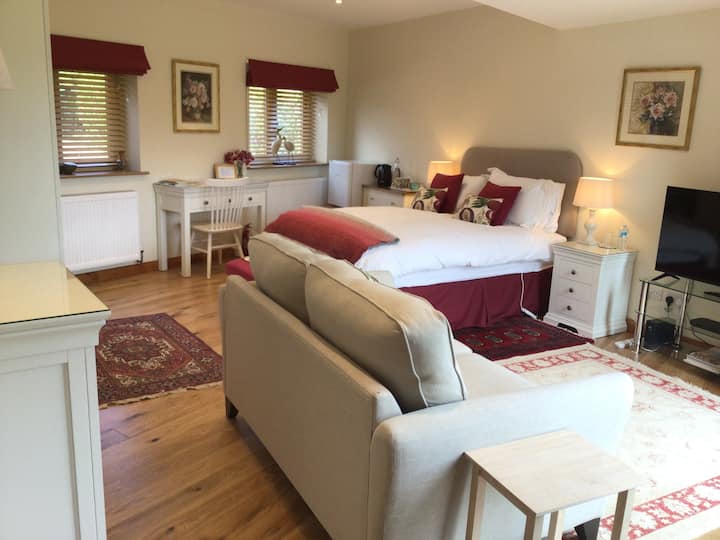 Double Room, Ensuite Shower Room In Pretty Cottage - Oxfordshire
