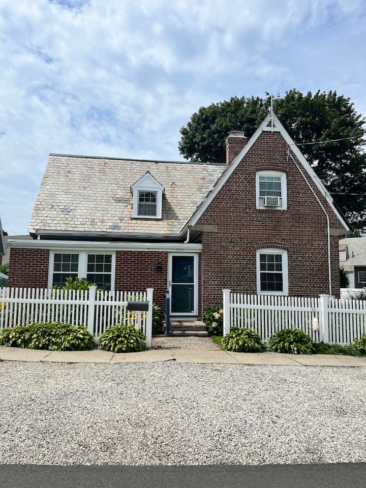 Cozy Cottage By The Beach - Stratford, CT