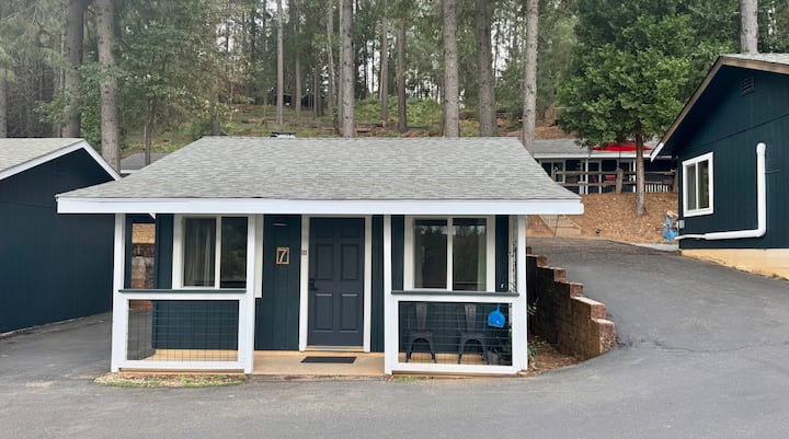 Sugar Pine Cabin ~ Studio King Bed W/ Futon - Alta Sierra, CA