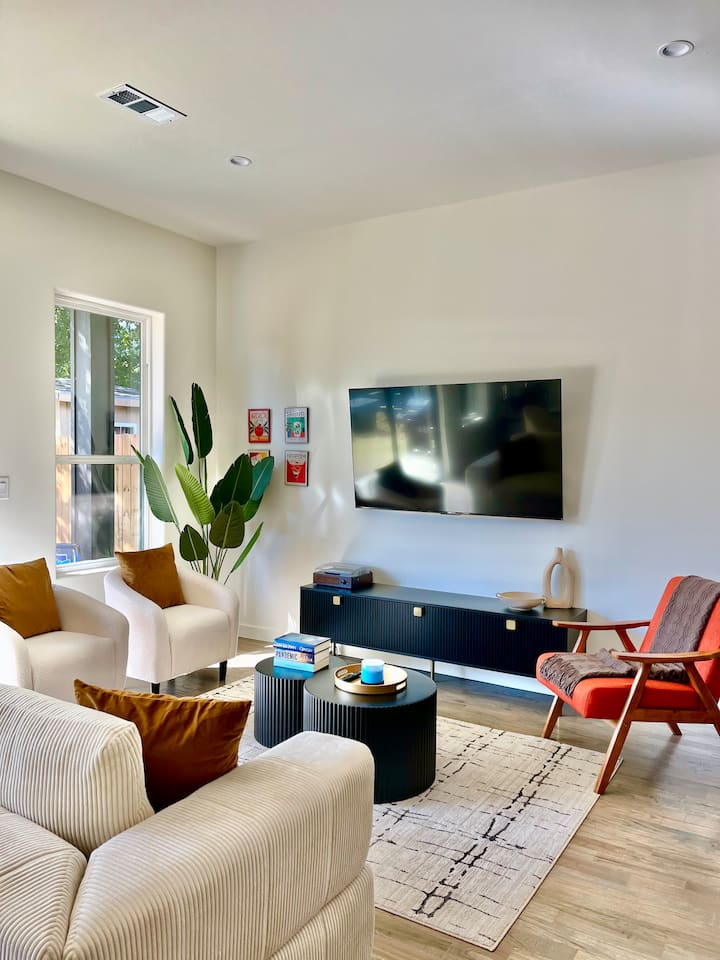 Downtown Dallas Retreat: Entertainment & Comfort - Dallas, TX