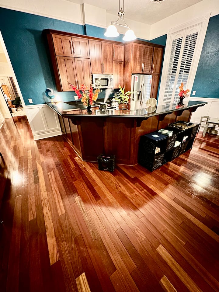 Rare! Downtown Luxury Loft! - Albany, OR