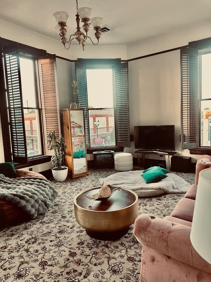 Rare! Downtown Luxury Loft! - Albany, OR