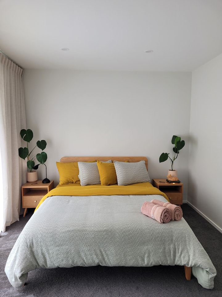 Modern Private Room | Ensuite | Separate Entrance - Dunedin