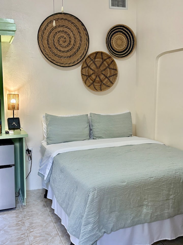Cozy Guesthouse In Center Of Island- Mins To Beach - Cayman Islands