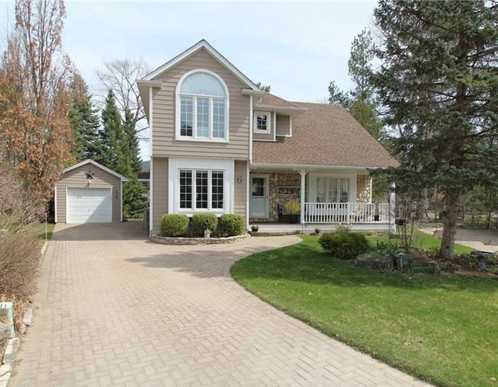 Fluffhaven Cottage - Grand Bend Beach