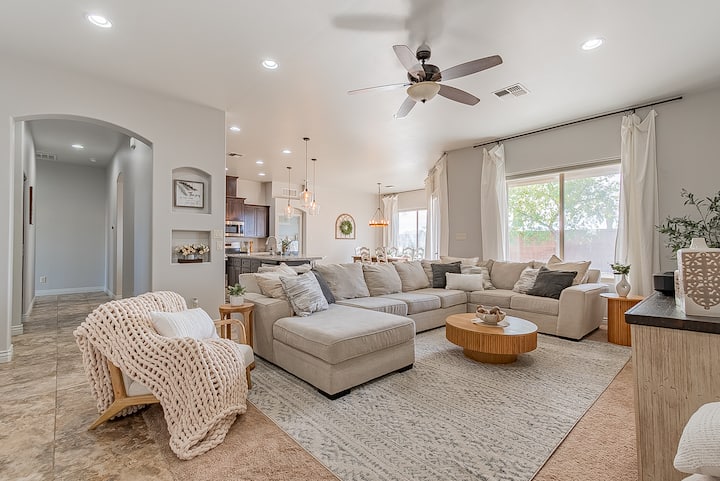 Luxury Modern Farmhouse W/ Theater & Chefs Kitchen - Yuma, AZ