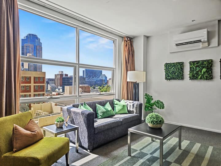 60sqm Paris End City Stay Walk To All + Work Setup - Melbourne