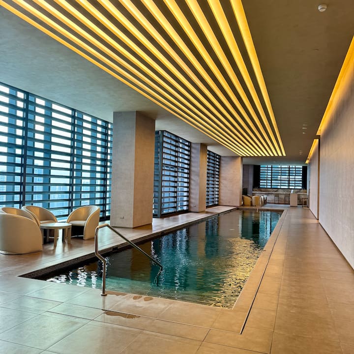 Modern Century Spire Suite | Pool, Gym & City View - Manille