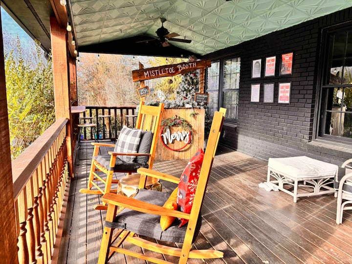 Holiday Bar At Nc's Smallest Boutique Hotel - Black Mountain, NC