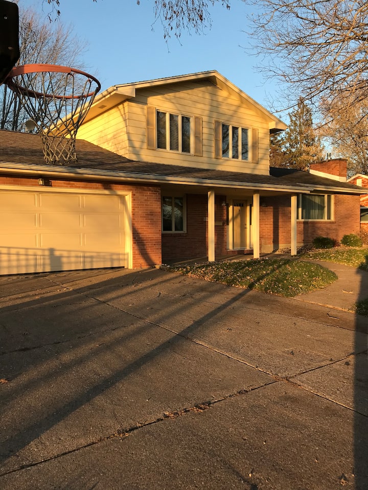 Jacuzzi Tub - Fireplace - Self Check-in - Parking - Dubuque, IA