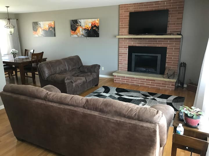 Family Friendly Spacious With Jacuzzi & Fireplace! - Dubuque, IA