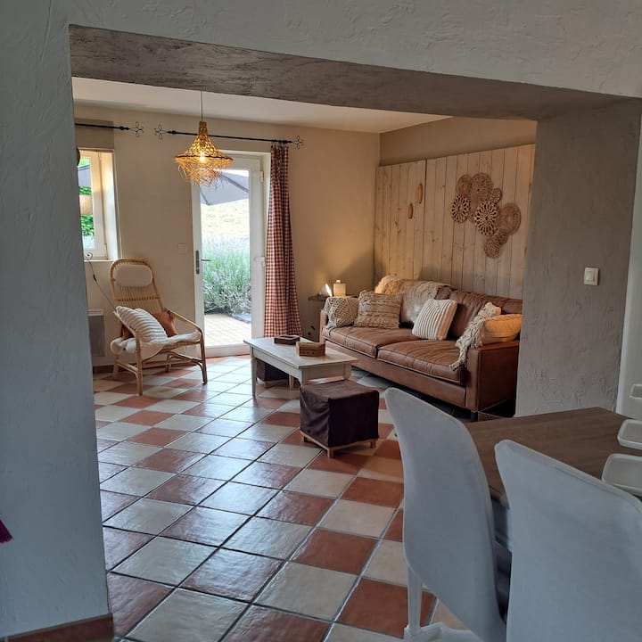 Petite Maison De Caractère Aux Fenêtres Rouges. - France