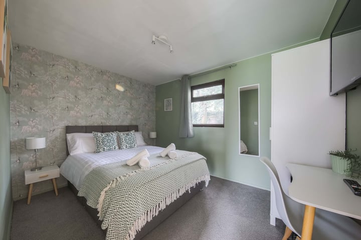 Thorpe Park Family Lodge | Sleeps 6+parking - Staines