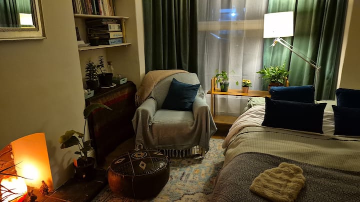 Cosy Convenient Bolt Hole (Women Only) - Hull