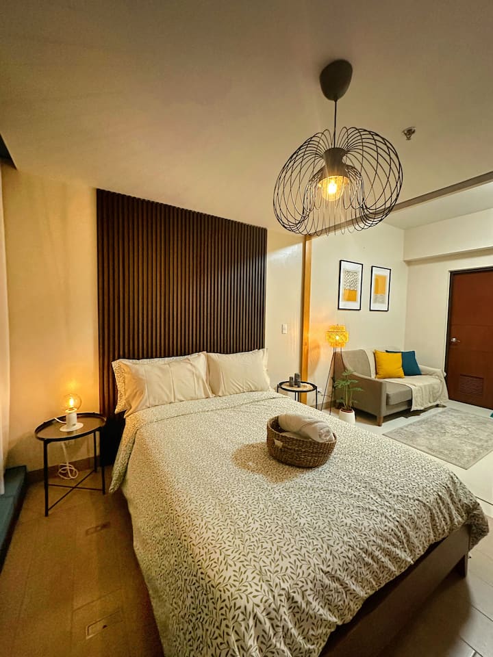 Chic Tropical Suite In Bgc | Fibr + Free Parking - Taguig