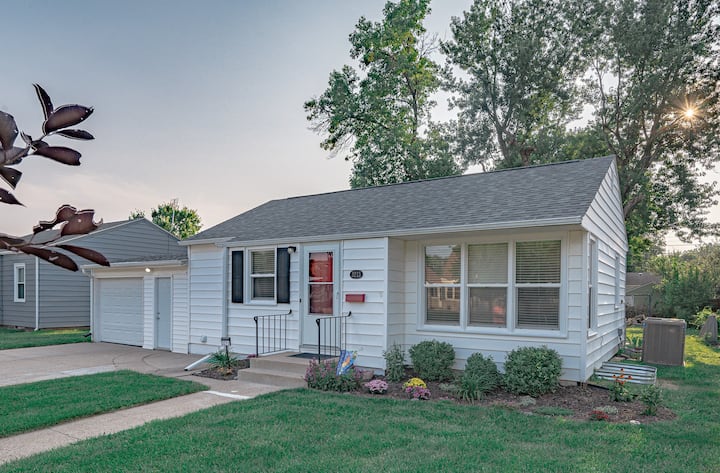 Maplewood - Charming Red Door Home-lots Of Parking - Sioux City, IA