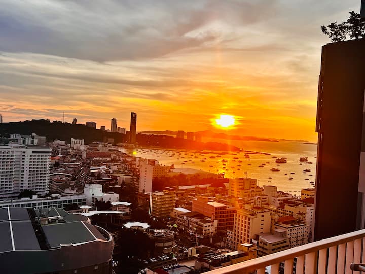 The Base Central Pattaya，27th Floor Sea View Room, - Pattaya City