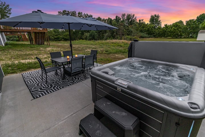 Brand New House! Hot Tub-bbq-gameroom-workspace! - Michigan City, IN