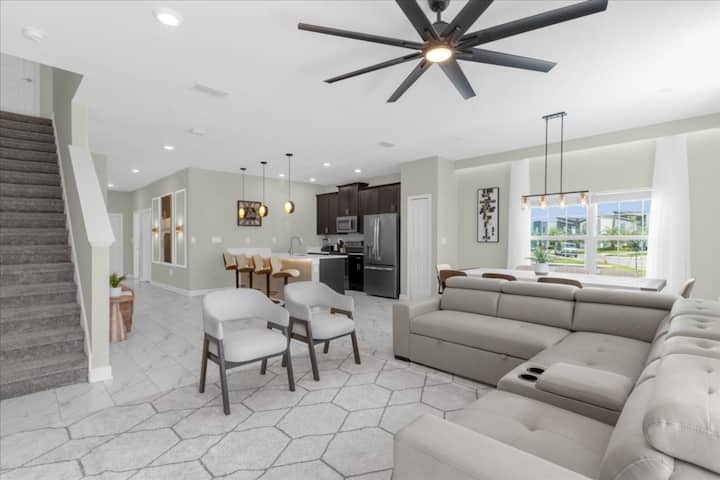 5 Bedrooms/ 4 Bathrooms/ Storey Lake (4820 Ds) - Kissimmee