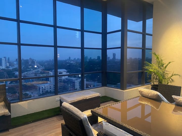 Luxe Apartment With Heated Pool & Skyline Scenery - Nairobi