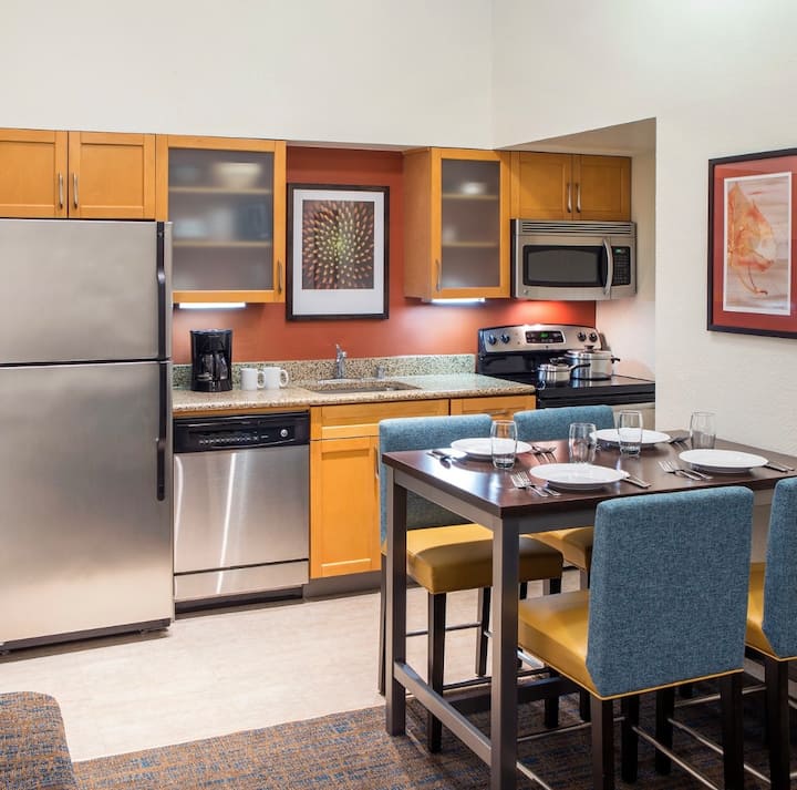 Costa Mesa 2 Units Of 2-bedroompenthouse W/parking - Newport Beach, CA