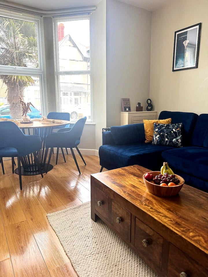 Stylish Ground-floor Flat, Walk To Beach + Parking - Llandudno