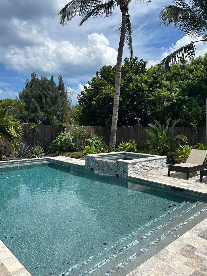 Htd Pool+spa+tiki
4 Blocks To Ave 
5 Min To Beach - Delray Beach, FL