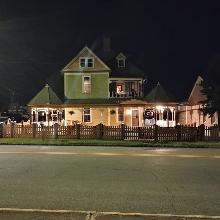 The Sage Suite Near Silk Stocking District - Talladega, AL
