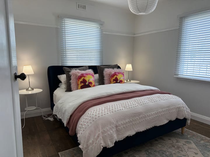 Daisy Cottage On Duke-2 Bedroom. - Yarram