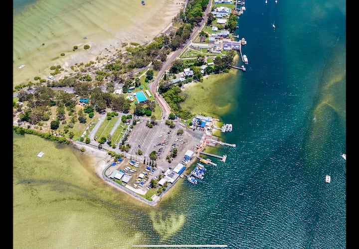 Absolute Beach Front  Boat Shed - Tin Can Bay